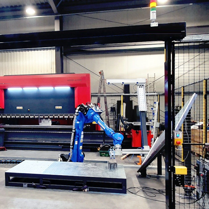 Industrial Yaskawa Robot Arm GP180 With CNGBS Gripper As Pallet Making Machine