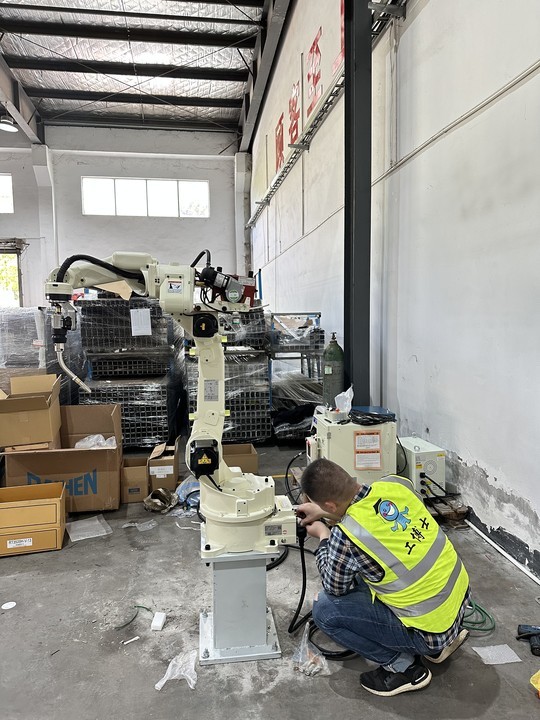 Mig Mag Welding Robot FD-B4S 7 Axis With P400 Robotic Welding Machine ...