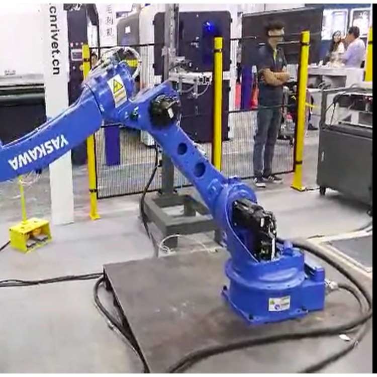 6 Axis Universal Robotic Arm Yaskawa GP110 With CNGBS Robot Gripper For Pallet Handling Robot