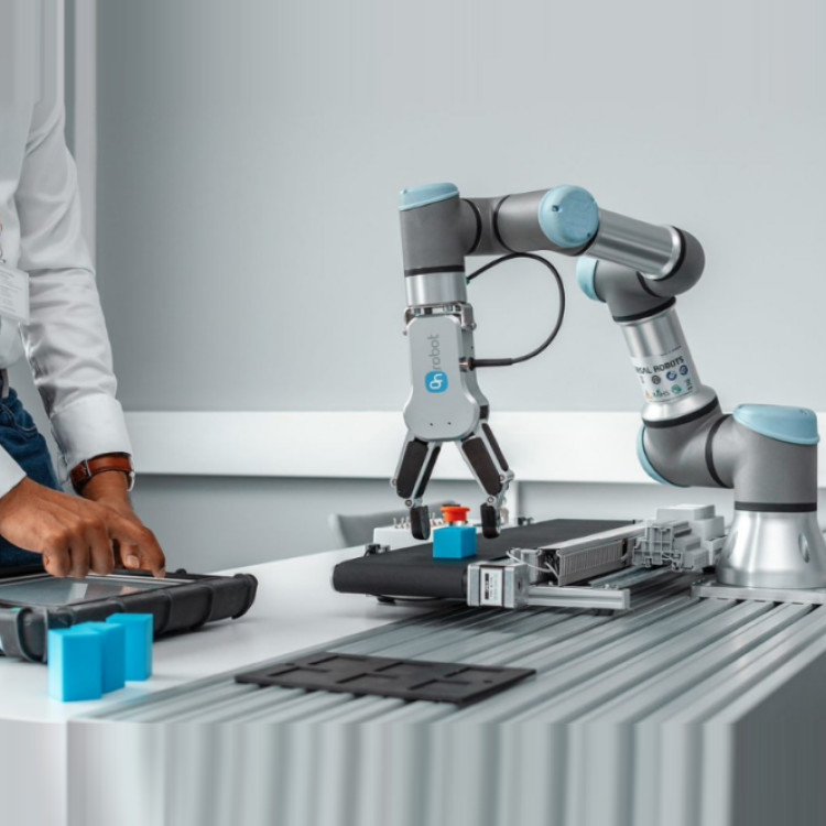 Welding Robot Arm Cobot UR10e With Welding Torches Universal Robotic Arm For 6 Axis Welding Machine