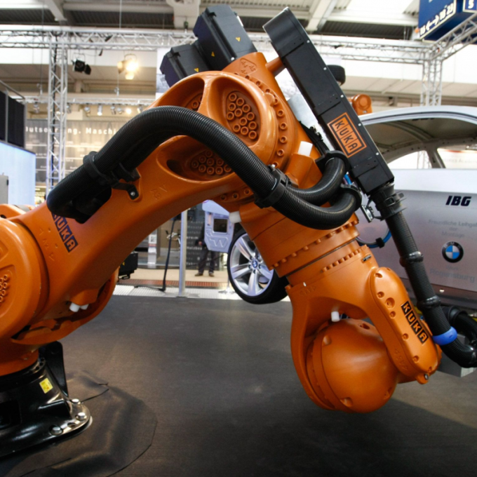 KUKA KR 1000 Titan Palletizer Robot With CNGBS Gripper For Auto ...